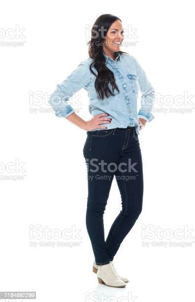 전체 길이사이드 뷰프로필 보기성인 아름 다운 갈색 머리긴 머리 백인 여성젊은 여성중반 성인 서 단추 착용 버튼 다운 셔츠셔츠