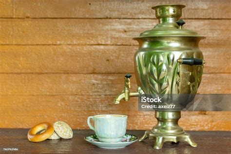차 마시는 러시아 전통 용기 사모바르 옆에 컵과 진저 브레드와 쿠키와 테이블에 0명에 대한 스톡 사진 및 기타 이미지 0명 고대의 골동품 Istock