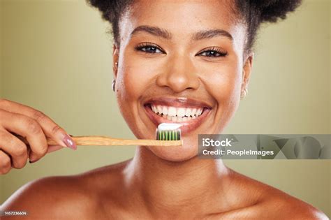 양치질 흑인 여성의 아름다움과 치아 건강 건강한 생활 방식 및 스튜디오 배경의 화장품 청소 행복 한 아프리카 모델 얼굴 초상화
