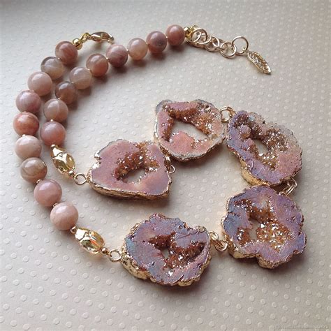 Купить Колье Magic из натуральных камней бежевый золотой украшение на шею талисман на