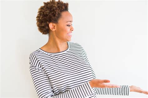 젊은 아름 다운 아프리카 계 미국인 여자 를 입고 줄무늬 스웨터 위에 흰색 배경 초대 입력 미소 자연 와 함께 오픈 핸드 곱슬 머리에 대한 스톡 사진 및 기타 이미지