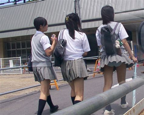 Jkが思いっきりパンチラしている盗撮された画像 みんくちゃんねる