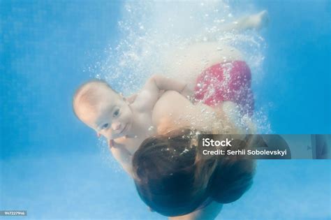 어머니는 아들 물 아래 잠긴 얕은 수영장에서 물 속에서 수영을 보유 하고있다 다이빙 아기입니다 수영 학습 유아 아이입니다 유아