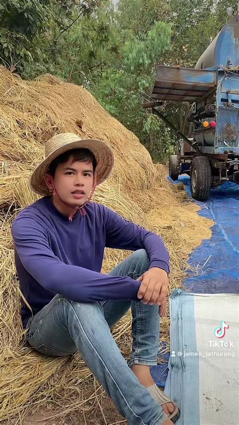 นาท่งน้อยของแม่กับพ่อ ขายข้าวไปขาย กะบ่พอคาดอง 💶🪪 แต่งสาเด้อหล่า อยู่ดีมีแฮงกับเขาเด้อ อวยพรทาง