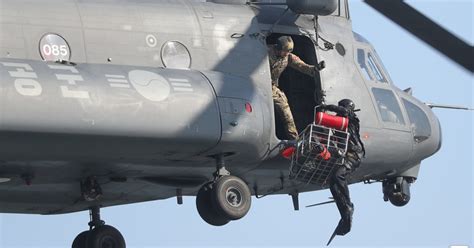 얼음물 속 조난돤 조종사를 구하라 구조작전 훈련하는 공군 탐색구조비행단