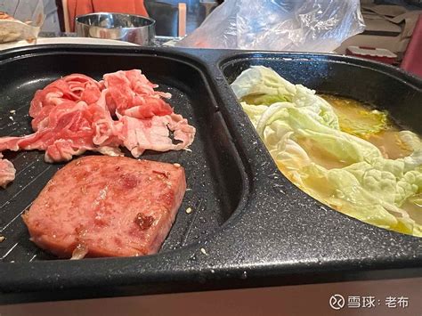 小熊家这个几十块钱的烤涮一体锅待滴很，美极鲜酱油搞了点孜然粉辣椒油就开始了。 雪球