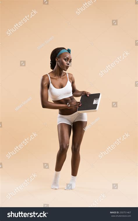 Sexy Fit African Woman Posing Scales 스톡 사진 250751467 Shutterstock