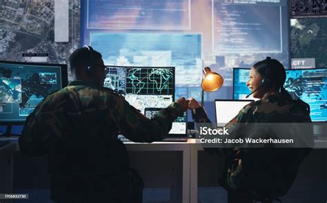 통제실 군대 및 주먹 충돌은 밤에 함께 감시하는 군인 팀이 의사 소통을 위해 함께 감시합니다 기술 글로벌 및 팀워크는 육군 사무실의 위성지도에서 성공한 보안에 의해 동업에