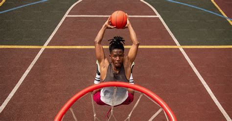 아프리카 젊은 농구 선수는 훈련 중 점프하고 바구니에 공을 던지면서 노력한다 사진 Unsplash의 농구 이미지