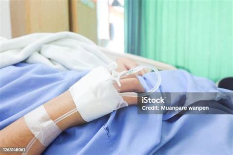 병원 병동에 있는 환자의 손에 집중하십시오 식염수 정맥 으로 병원에서 여성 환자의 클로즈업 간호사에 대한 스톡 사진 및 기타 이미지 Istock