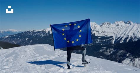 눈 덮인 산 꼭대기에 깃발을 들고 있는 남자 사진 Unsplash의 무료 프랑스 이미지