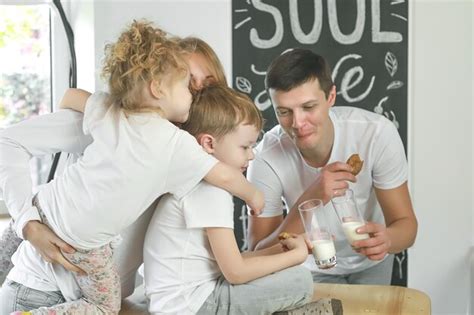 Fam Lia Feliz M E Pai Filho Filha E Filho Tomando Caf Da Manh Em Casa Foto Premium