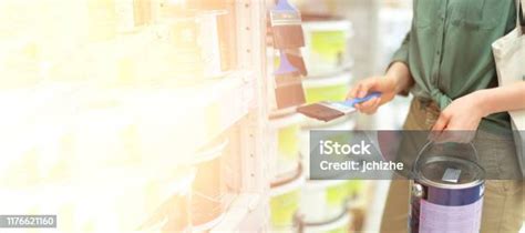 철물점에서 쇼핑하는 여성 소녀는 페인트 가게에서 페인트를 선택하고 있습니다 복사 공간이 있는 배너 Diy에 대한 스톡 사진 및 기타 이미지 Istock