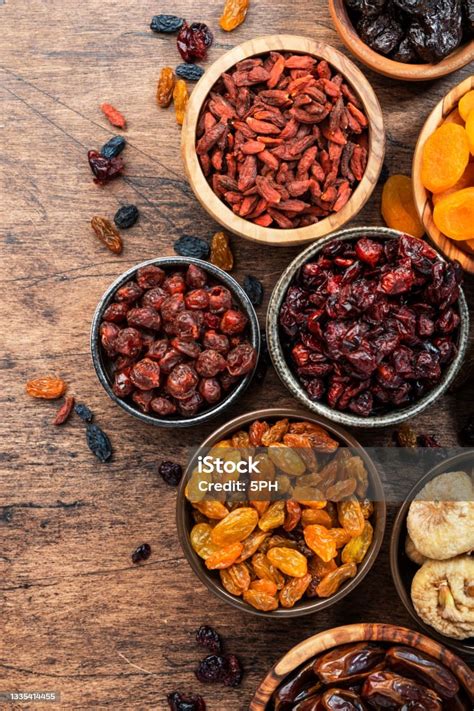 그릇에 천연 건조 과일 건강한 음식 간식 살구 무화과 건포도 날짜 및 기타 나무 테이블에 태양 건조 유기농 혼합 상단 보기 0명에 대한 스톡 사진 및 기타 이미지 Istock