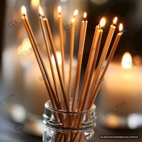 Ai创作图七枝烛台 插蜡烛处烛台 蜡烛芯 香烛烛光 烛光蜡烛烛火火焰 蜡烛台素材 香薰灯素材 烛火中的暖光 多枝烛台 高档烛台 蜡烛棒 烛台