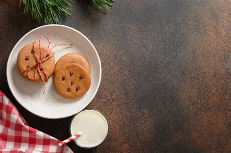 산타와 장식 이브그린 가지를위한 우유와 진저 브레드 쿠키 위에서 볼 수 있습니다 산타 클로스에 대한 스톡 사진 및 기타 이미지 산타 클로스 우유 쿠키 Istock
