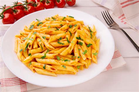 토마토 소스를 곁들인 펜네 파스타 흰색 W에 파슬리로 장식 건강한 식생활에 대한 스톡 사진 및 기타 이미지 건강한 식생활 사진 이미지 색상 이미지 Istock