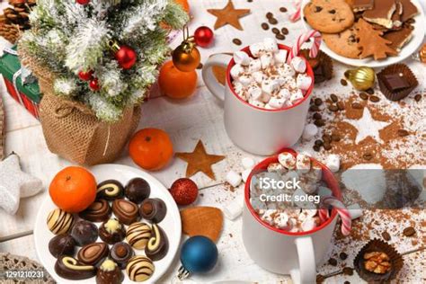 메리 크리스마스 또는 새해 휴가 장식을위한 달콤한 음식 최고 보기 배경 초콜릿 사탕 귤 쿠키 마시멜로와 흰색 나무에 코코아 라떼 0명에 대한 스톡 사진 및 기타 이미지