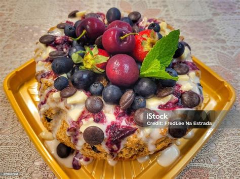 통밀가루 과일 말린 과일 바닐라 추출물 향신료 오렌지 주스 유기농 붉은 과일 젤리로 속을 채운 제스트로 만든 반죽으로 만든 장인의 달콤한 빵 파네토네 0명에 대한 스톡 사진