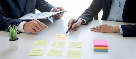 보고서 스티커 메모 용지 및 컨설팅 자산 관리 및 투자 개념을 살펴보는 평가 데이터 투자 펀드에 대한 비즈니스 팀 임원 회계