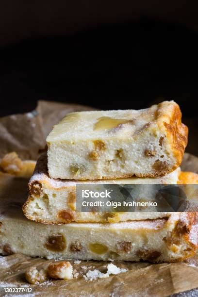 나무 테이블에 베이킹 종이에 건포도와 꿀을 곁들인 코티지 치즈 캐서롤을 클로즈업합니다 러시아 전통 디저트 자페칸카 건강한 생활방식에 대한 스톡 사진 및 기타 이미지 Istock