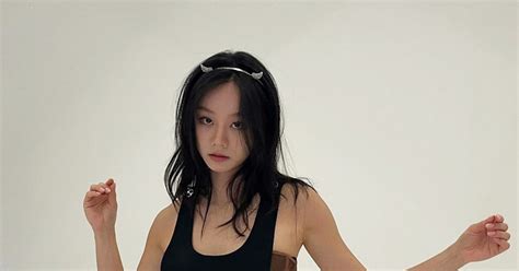 혜리 옆이 뻥 뚫렸네…파격 원피스 입고 섹시미 발산 [da★]