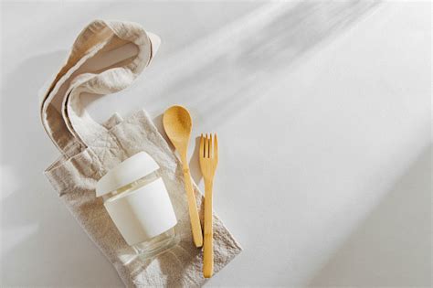 친환경적입니다 옷감 쇼핑백 대나무 칼 재사용 가능한 커피 머그잔 지속 가능한 라이프 스타일 플라스틱 무료 개념입니다 가방에 대한 스톡 사진 및 기타 이미지 Istock