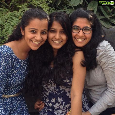 Darshana Rajendran Instagram Giraffe Hugs Shri Ram Centre For