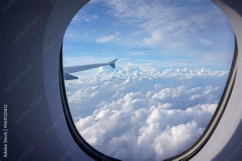 하늘 위 비행기 창문을 통해 바라본 풍경 Stock Foto Adobe Stock