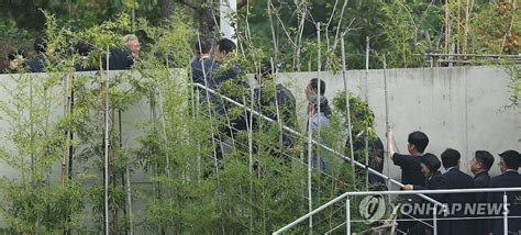 문재인 전 대통령과 민주당 지도부 연합뉴스