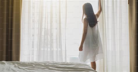 아시아 여성은 아침에 행복하게 일어나 하얀 창문 위의 커튼을 열고 편안하고 신선한 느낌을 받습니다 사진 Unsplash의 화이트 커튼 이미지