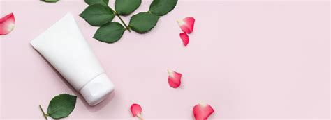 천연 유기농 에코 화장품 뷰티 스파 브랜딩 모형 크림과 로션이 담긴 화장품 용기 혈청은 분홍색 배경에 장미 잎을 남긴다 평평하게 누워 평면도 브랜딩을 위한 빈 레이블 0명에