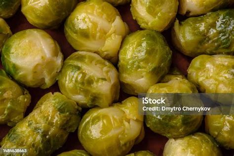 어두운 콘크리트 배경에 세라믹 접시에 맛있는 삶은 브뤼셀 콩나물 건강한 생활방식에 대한 스톡 사진 및 기타 이미지 건강한 생활방식 건강한 식생활 구이 Istock