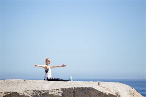 금발 여성 피트 니스 모델 명상 하 고 바다가 내려다 보이는 화강암 바위에 요가 하 고 건강한 생활방식에 대한 스톡 사진 및 기타 이미지 건강한 생활방식 균형 남