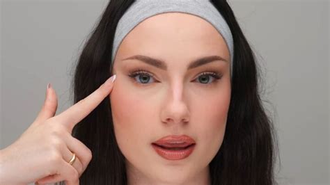 How To Stop Concealer From Creasing 4 Easy Hacks Upstyle