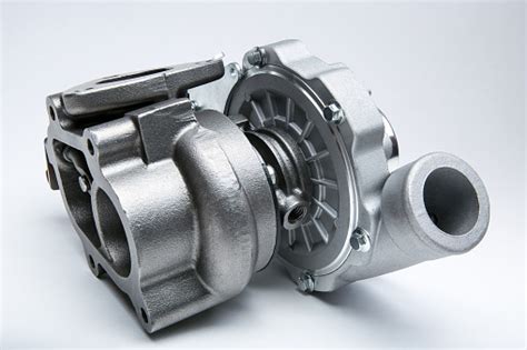 흰색 배경에 고립 된 새로운 현대 터보 차저 자동차 엔진 출력을 높이기 위해 터보 차저 자동차 엔진 튜닝을 위한 예비 부품의