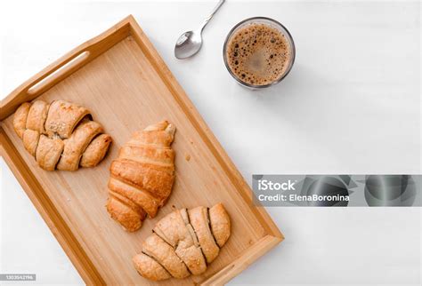 블랙 커피 한 잔 트레이에 크루아상 3개 흰색 배경 상단 보기에 숟가락 아침 식사 크루아상에 대한 스톡 사진 및 기타 이미지 크루아상 0명 갈색 Istock