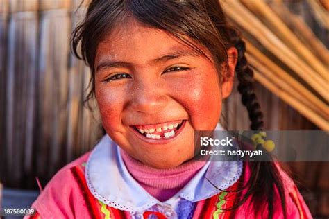 Gadis Kecil Di Pulau Terapung Uros Danau Tititcaca Foto Stok Unduh