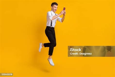 전체 길이의 몸 크기 보기 좋은 마른 쾌활한 남자 점프 장치를 사용하여 밝은 노란색 색상 배경을 통해 고립 된 탐색 남자에 대한 스톡 사진 및 기타 이미지 Istock