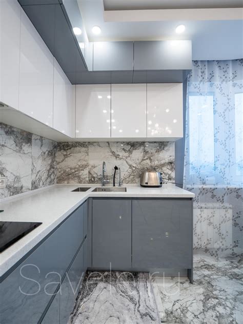 Большая кухня с серо белыми фасадами