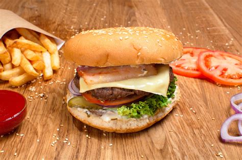 감자 튀김과 나무 테이블에 큰 맛있는 치즈 버거 치즈 토마토 샐러드와 함께 맛있는 점심 식사 맥주와 패스트 푸드 0명에 대한 스톡 사진 및 기타 이미지 Istock