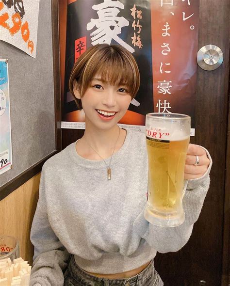 小坂田純奈さんのインスタグラム写真 小坂田純奈instagram 「今日もかんぱーい🍺 スクロールでお酒飲むよ ️‍🔥 お酒好き女子