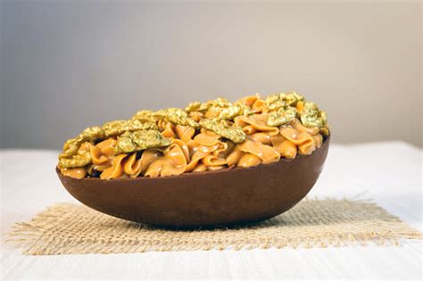 부활절 나무 배경에 작성 초콜릿 계란 달콤한 우유와 호두가 가득한 부활절 달걀 0명에 대한 스톡 사진 및 기타 이미지 0명 갈색 달걀 Istock