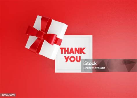 빨간색 은 빨간색 배경에 선물 상자 안에 당신에게 단어를 감사합니다 감사합니다에 대한 스톡 사진 및 기타 이미지 감사합니다 비즈니스 생일 Istock