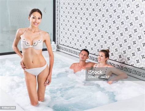 즐기는 자 쿠지 스파 욕조 거품 목욕을 편안 하 게 하는 세 친구 3 명에 대한 스톡 사진 및 기타 이미지 3 명 관광 리조트 긍정적인 감정 표현 Istock