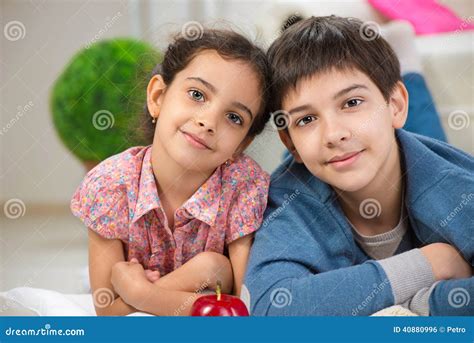 Hermano Y Hermana Felices En Casa Foto De Archivo Imagen De Mezclado Hembra
