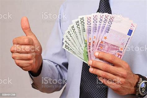 남성 사업가 쥠 구매가에 및 표시중 엄지 손가락 치켜세우기 개념에 대한 스톡 사진 및 기타 이미지 개념 개념과 주제 금융 Istock