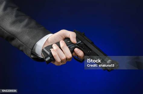 총기 및 보안 주제 고립 된 스튜디오에 진한 파란색 배경에 총을 들고 검은 양복에 남자 겨냥에 대한 스톡 사진 및 기타 이미지 겨냥 경호 권총 Istock