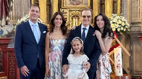Emmanuel Celebra La Primera Comunión De Su Nieta Gianna
