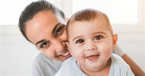 집에서 실내 카메라를 보고 있는 어린 어머니와 아기의 초상화 아이의 얼굴에 집중 어머니에 대한 스톡 사진 및 기타 이미지 어머니 셀카 아기 Istock